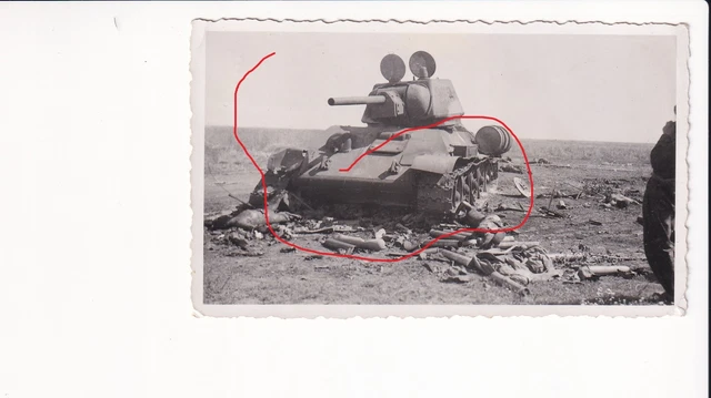 WW2 FOTO DR Elitesoldaten Das Reich Rusland Beute Panzer Tank T34 Toten ...