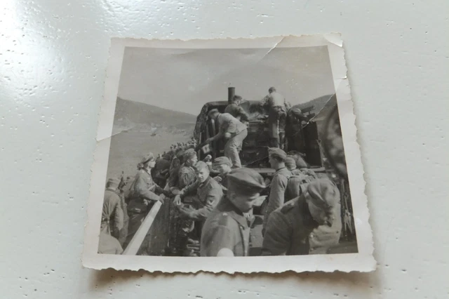 2 X SOLDATENBILD Wehrmacht Soldaten Transport LKW Lastwagen Auto WK2 ...