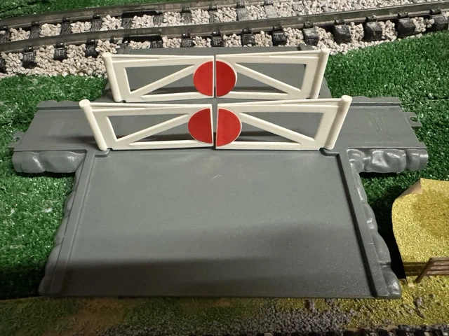 ERTL THOMAS THE Tank Engine Level Crossing £14.99 - PicClick UK