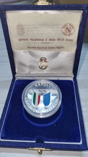 MEDAGLIA SCUDETTO NAPOLI campione d'Italia Maradona 1986/1987 Argento ... MEDAGLIA SCUDETTO NAPOLI campione d'Italia Maradona 1986/1987 Argento ...