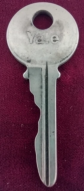 VINTAGE KEY YALE Marked 6 Great Lakes Appx 2.25” Padlocks Doors Trunk ...