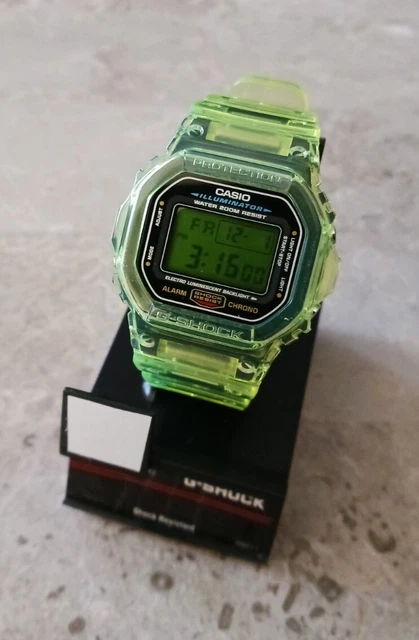 CASIO DW-5600E CON display verde e lunetta e fasce scheletro verde EUR ...