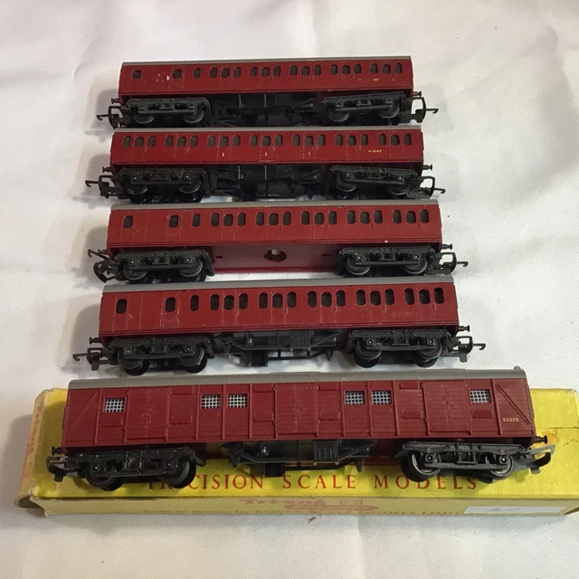 TRI-ANG TRIANG TT Gauge Passenger Car Set 5 x Wagons T.80 & T.81 RED £ ...