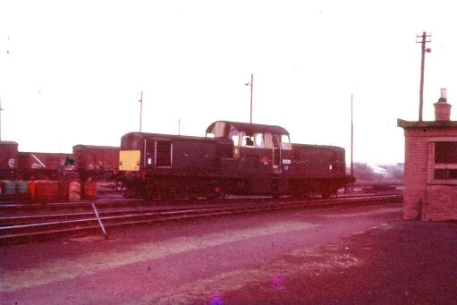 ORIGINAL COLOUR SLIDE of D8536 BR class 17 Clayton diesel loco £3.99 ...
