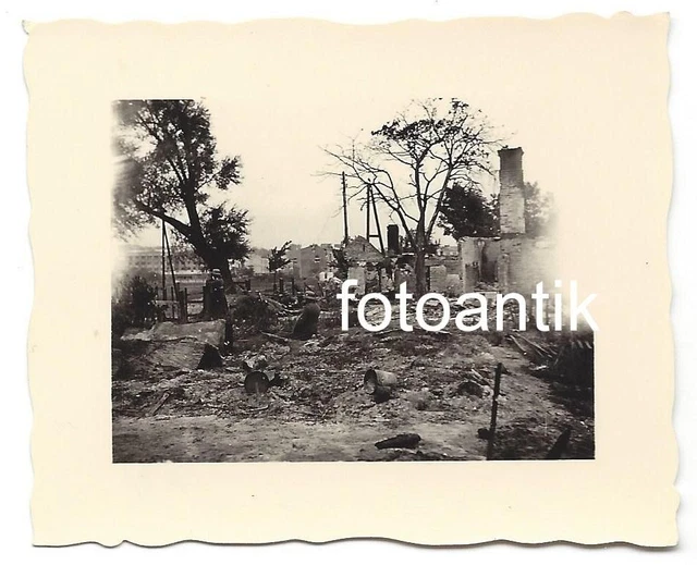 FOTO 2 WK Polen Warschau Aussenbezirk zerstörte Häuser Ruine Hausrat ...