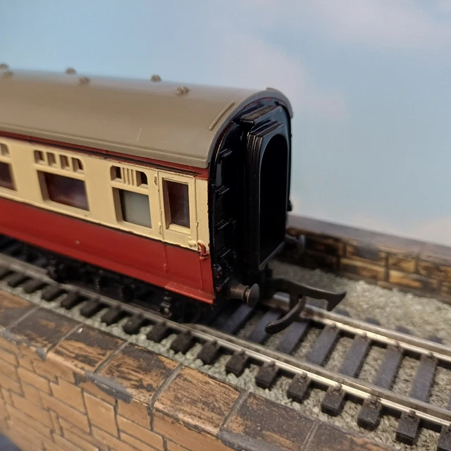 TRI-ANG HORNBY. R29. R121 Maroon & Cream 1st Class Coach. M24001 Boxed ...