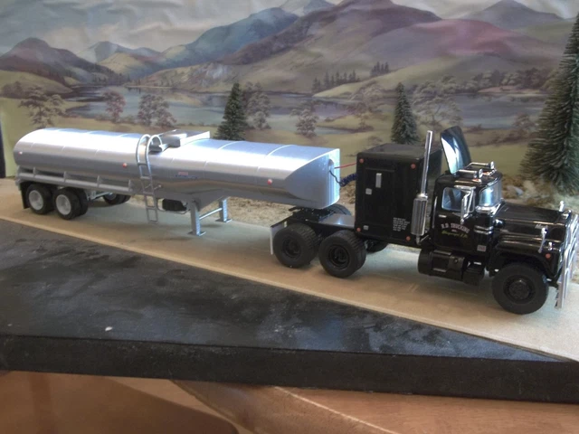 THE CONVOY RUBBER Duck Truck: Modified IXO TR100 Mack R + Custom ...