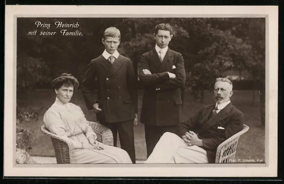 PRINZ HEINRICH VON Preußen mit seiner Familie im Garten, Ansichtskarte ...