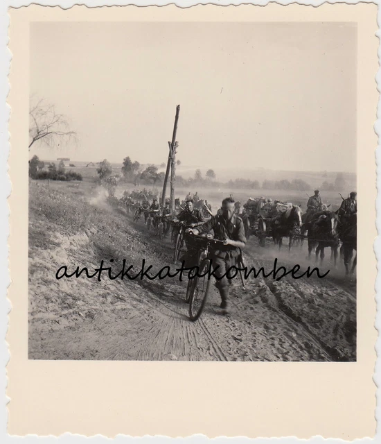 FOTO OSTFRONT RUSSLAND Wehrmacht Soldaten mit Fahrrad Pferdewagen ...