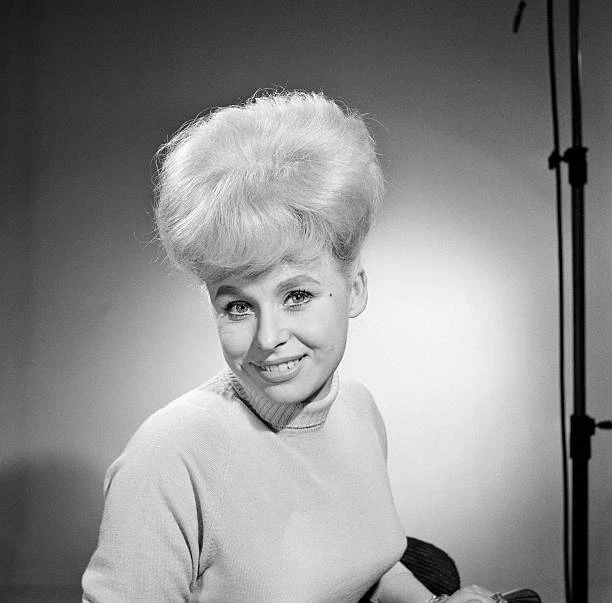 COCKNEY ACTRESS BARBARA Windsor In Her New 10 000 Flat 1963 Old Photo ...