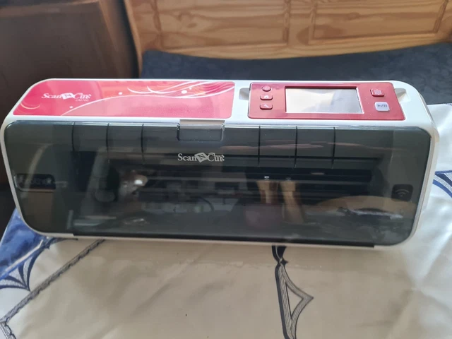 BROTHER SCANNCUT CM700 Plotter mit Scanner, Schneideplotter, sehr viel Zubehör EUR 109,90 ...