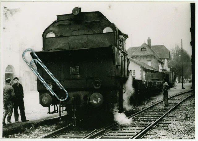 FOTO SW MOSELBAHN Lok 143 mit Güterzug am Bahnhof Zeltingen nach Bernkastel 1960 EUR 1,00 ...