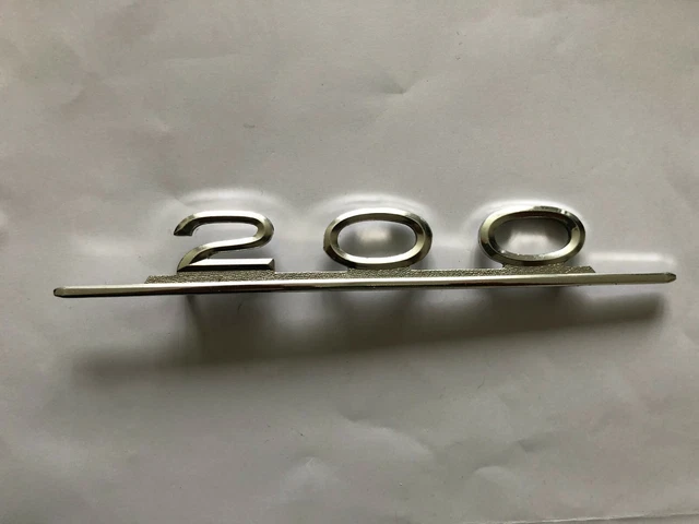 EMBLÈME PLAQUE SIGNALÉTIQUE plaque signalétique inscription Mercedes 200 W110 nageoire arrière ...