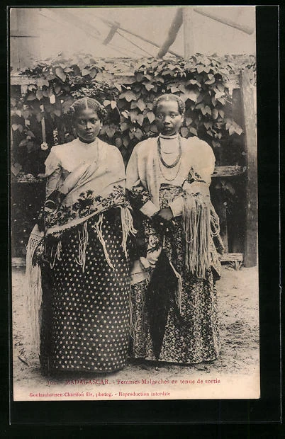CPA MADAGASCAR, FEMMES Malgaches en tenue de sortie EUR 7,00 - PicClick FR