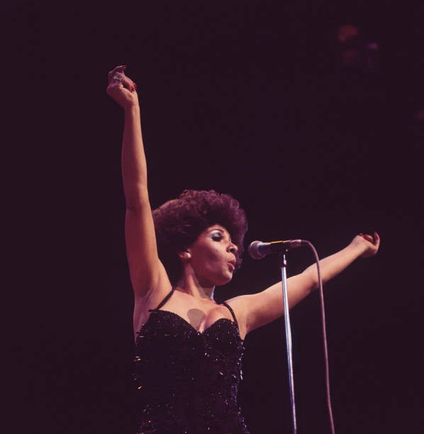 WELSH SINGER SHIRLEY Bassey Performs Live 1978 Old Music Photo 1 $9.00 ...