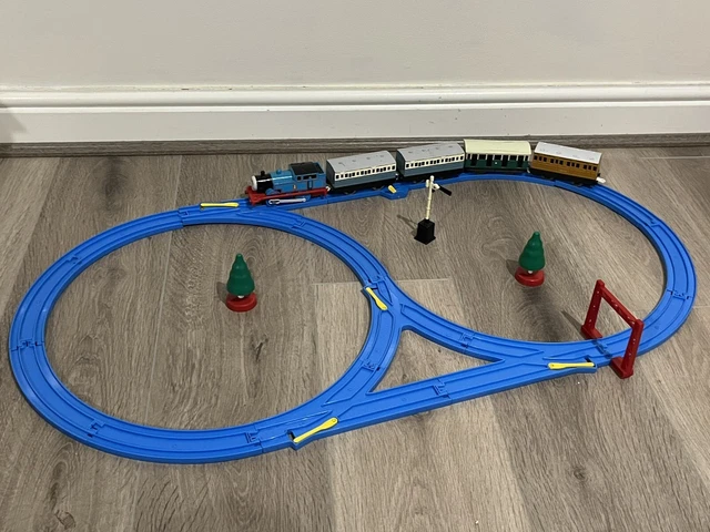 TOMY TRACKMASTER MOTORISED Thomas, Narrow Gauge Coach, Track Circle ...
