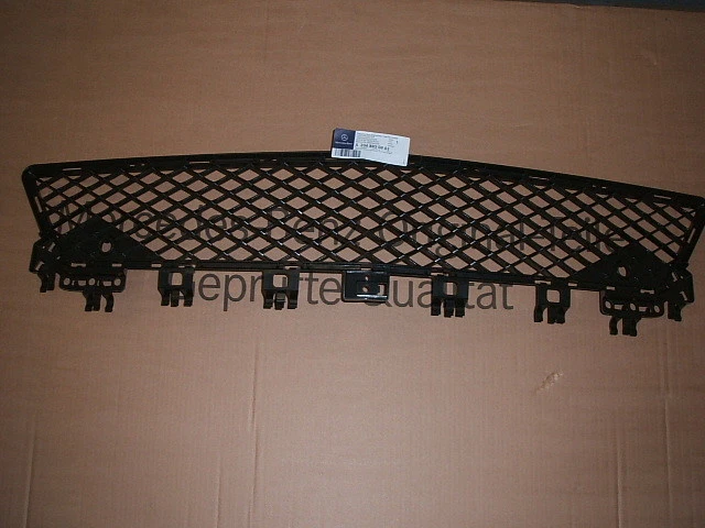 NEW GENUINE MERCEDES-BENZ W204 C-Class Lower Bumper Grille A2048850853 ...