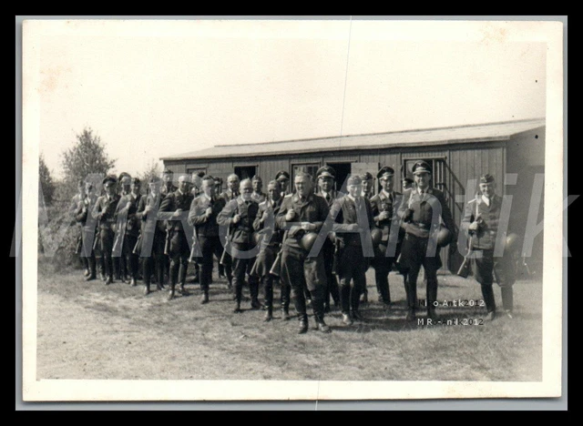 FOTO, WK2, FLIEGERHORST Uetersen, Trupp mit Waffe bereit um an Bord zu ...