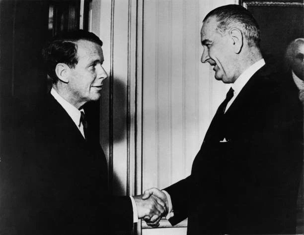 BRITISH ADVERTISING EXECUTIVE David Ogilvy head advertising agency O ...