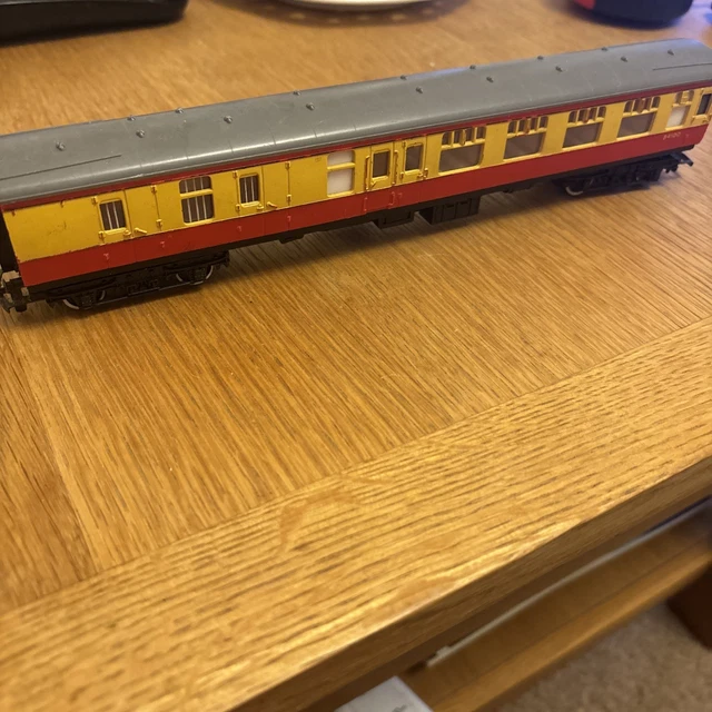 TRIANG MODEL RAILWAYS OO Gauge Red Cream 34100 Brake Coach Used £6.99 ...