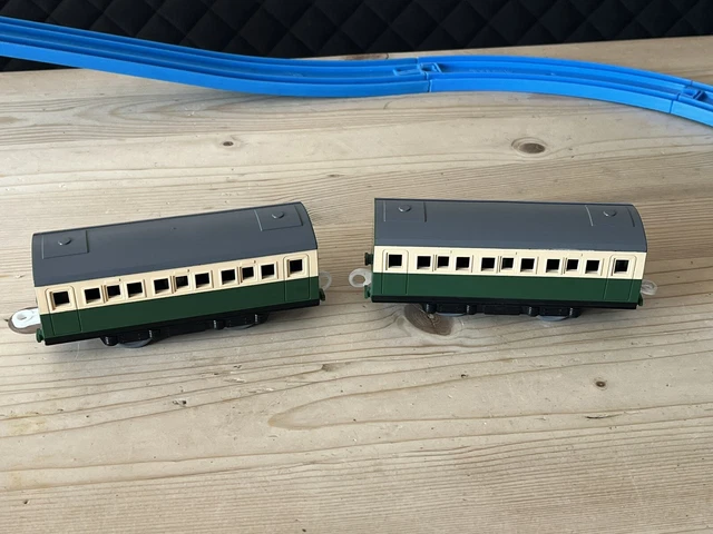 THOMAS TRACKMASTER 2 X EXPRESS COACHES £19.00 - PicClick UK