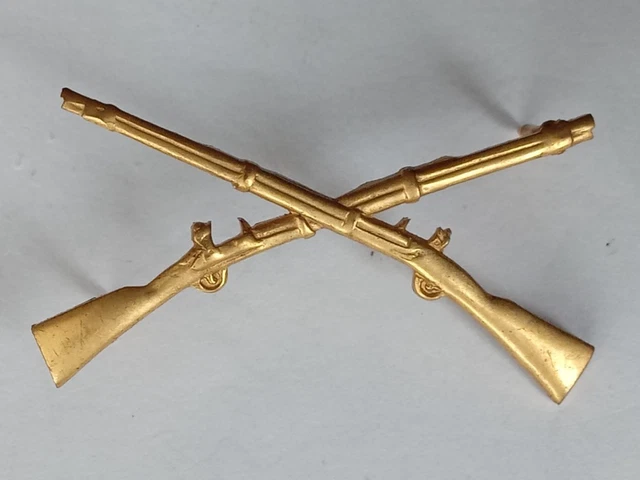 US ARMY WW2 Crossed Flintlock Rifles Brass Collar Badge. PB6-1019 £11. ...