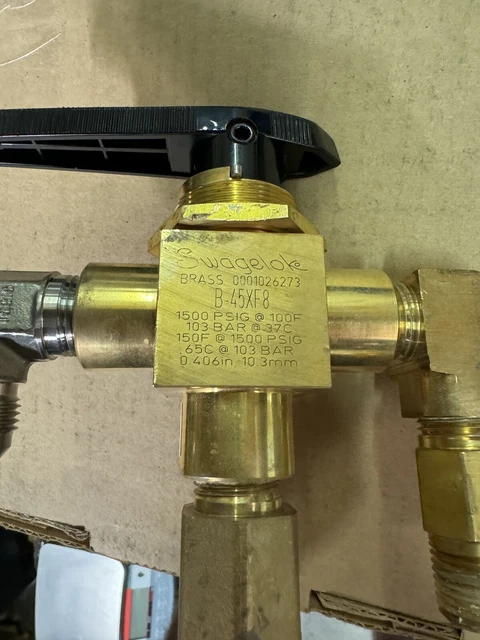 SWAGELOK B-45XF8 VALVOLA a sfera e valvole di ritegno 0010-75363 AMAT ...