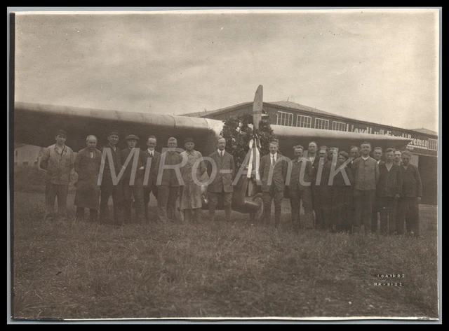 FOTO, NACHL. FLIEGERING.PELLETIER, Monteure v.d. ersten Focke-Wulf A16 ...