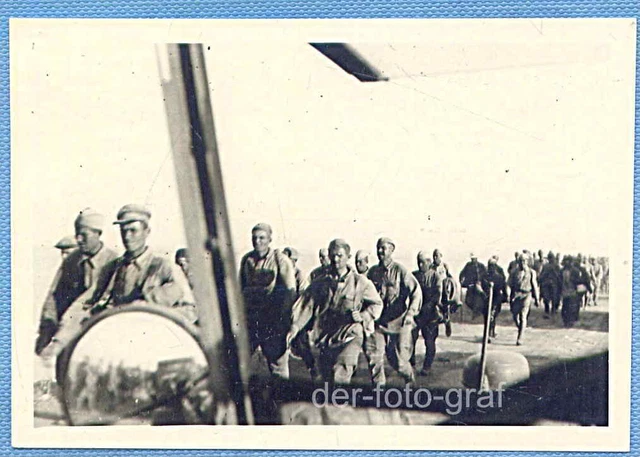 FOTO, RUMÄNIEN, RUMÄNISCHE Gefangene auf dem Weg in ein Lager, um 1942 ...