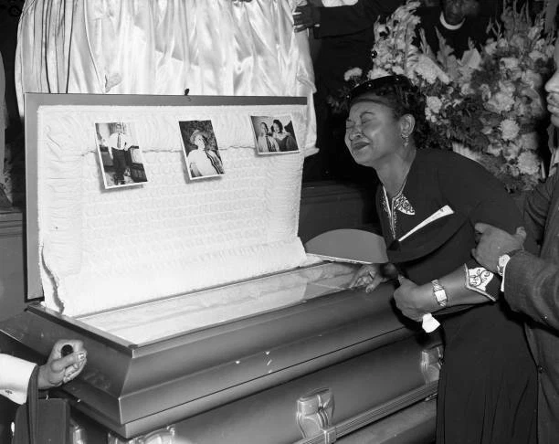 EMMETT TILL'S MOTHER Mamie Till Grieves Over The Her Son'S Casket - Old Photo $8.50 - PicClick AU