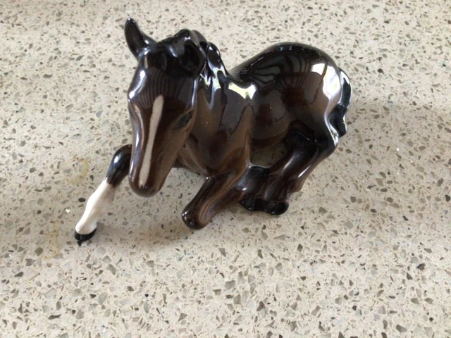 BESWICK HORSE FOAL (LYING) MODEL No. 915 BROWN GLOSS MINT £26.00 ...