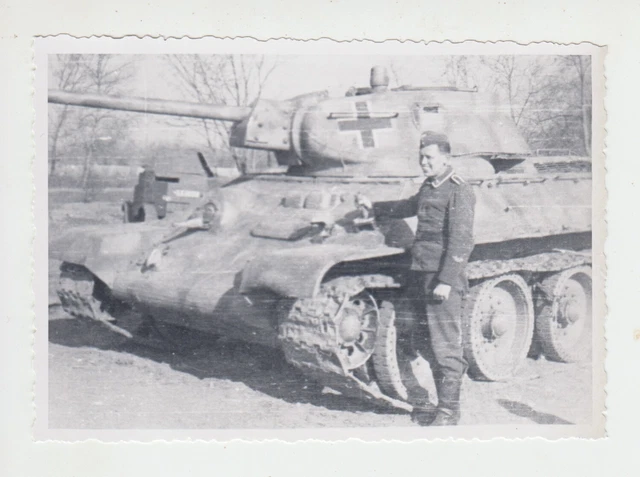 RUSSISCHER PANZER T 34 als deutscher Beutepanzer mit Balkenkreuz - Foto ...