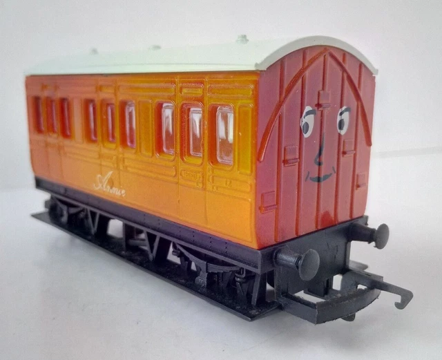 HORNBY R110 OO Gauge Thomas The Tank Engine Smiling Annie 4-Wheel Coach ...
