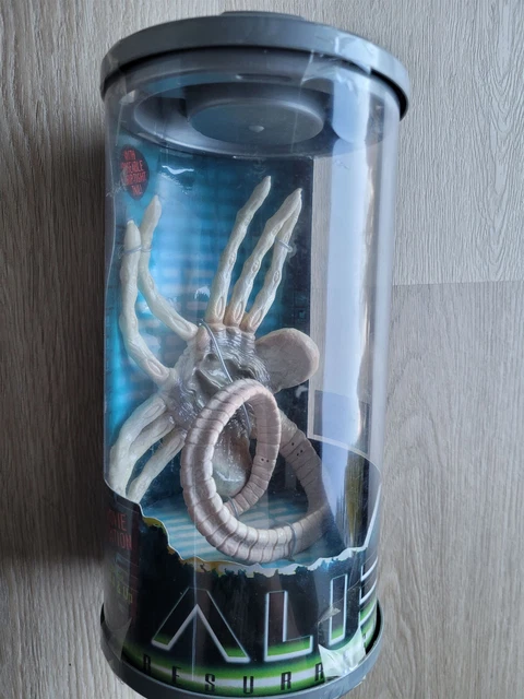 HASBRO ALIEN 4 Resurrection Facehugger Giger Xenomorph Chestburster ...
