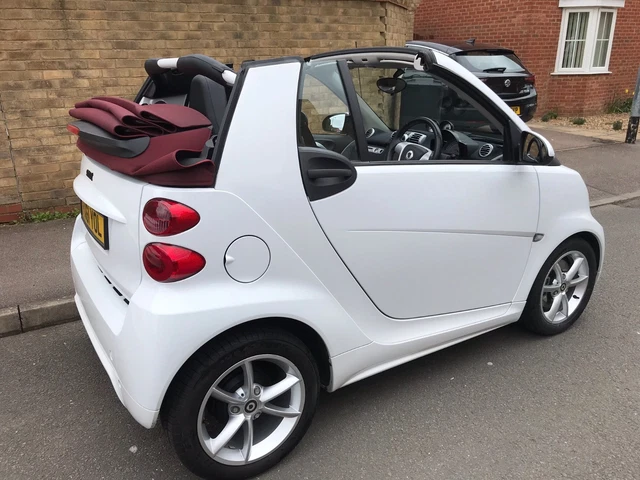 SMART FORTWO CABRIOLET (Rare white with red hood+++MASSIVE PRICE DROP ...