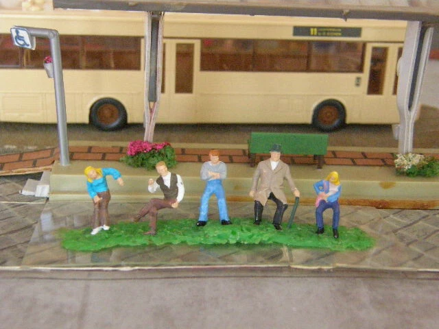 SITZENDE CAFE BUS Tram Preiser Figuren 1:87 H0 Kirmes Bahnhof Volksfest ...