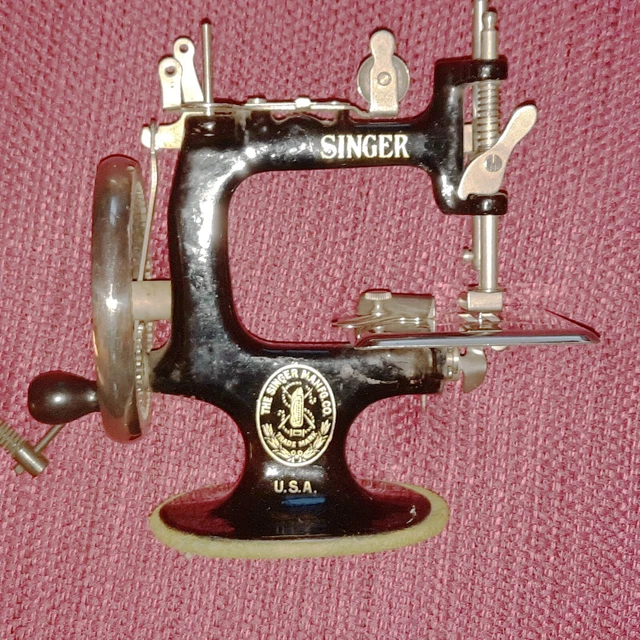 UNE MACHINE A coudre singer petit modèle fonctionnelle usa EUR 175,00 ...