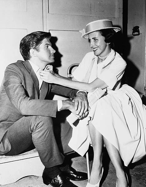 ANNE STEVENS SPALDING buttons her son George Hamiltons shirt 1962 Old Photo EUR 6,58 - PicClick FR