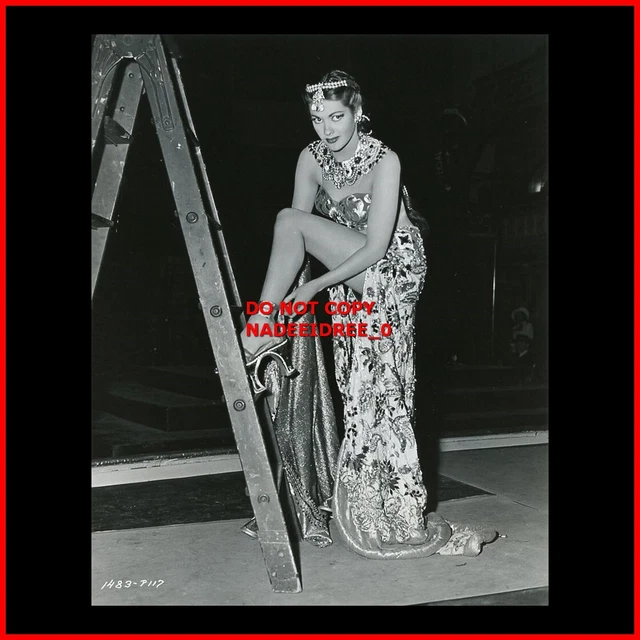 Yvonne De Carlo In Candid Leggy Pin Up Portrait 1946 8x10 Photo Eur 12 2966