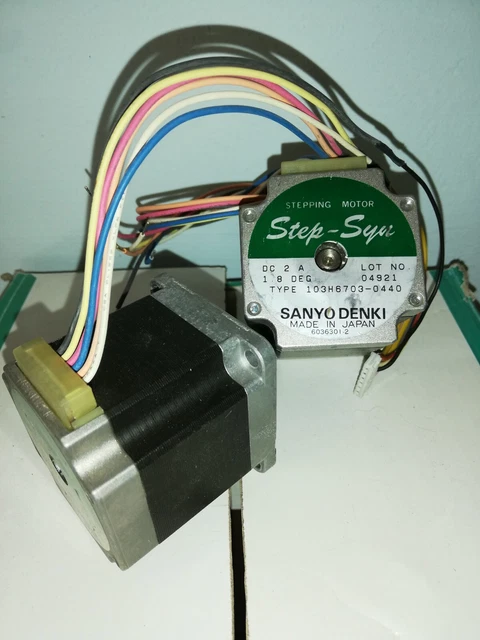 2 PZ MOTORE passo-passo Sanyo Denki 103H6703-0440 1.8° gradi per passo ... 2 PZ MOTORE passo-passo Sanyo Denki 103H6703-0440 1.8° gradi per passo ...