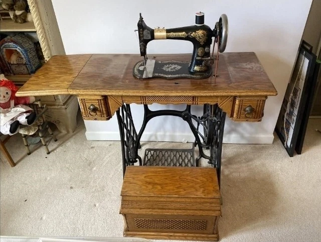 ANTIQUE VICTORIAN FIDDLE Singer Treadle Sewing Machine Coffin cabinet ...