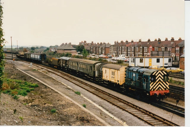RAILWAY PHOTOGRAPH CLASS 09 09025 shunter at Eastleigh shunting 30/9/89 ...