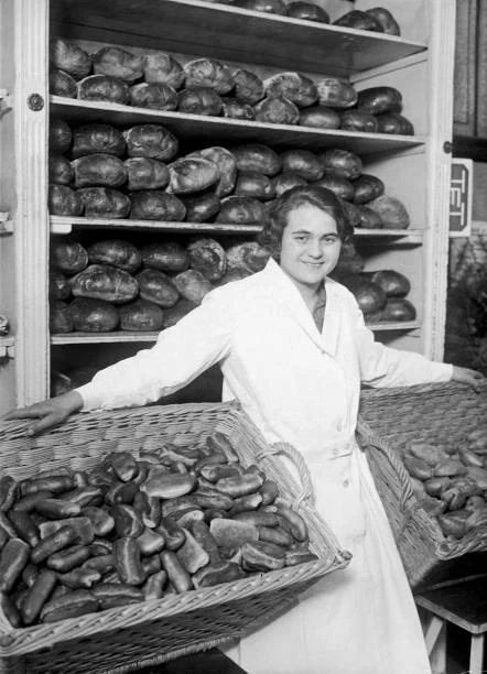GERMAN BAKERY IN The 1930s Historic Old Photo EUR 6,25 - PicClick FR