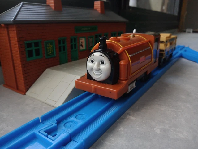 TOMY TRACKMASTER THOMAS the tank engine motorised Duke train with coach ...