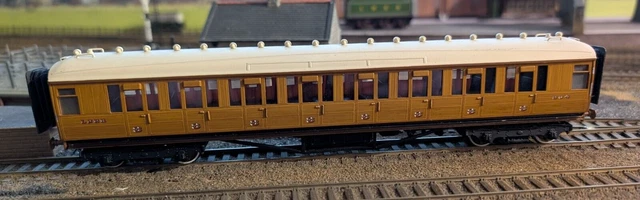LAWRENCE SCALE MODELS KIT BUILT LNER 3rd CLASS CORRIDOR COACH 364. £99. ...