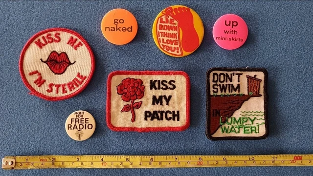 A COLLECTION OF vintage 1960/70s badges and patches EUR 17,55 - PicClick IT