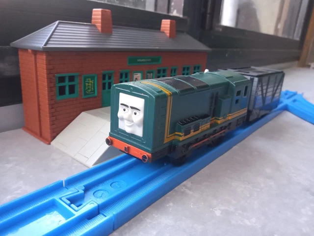 TOMY TRACKMASTER THOMAS the tank engine motorised Paxton train with ...