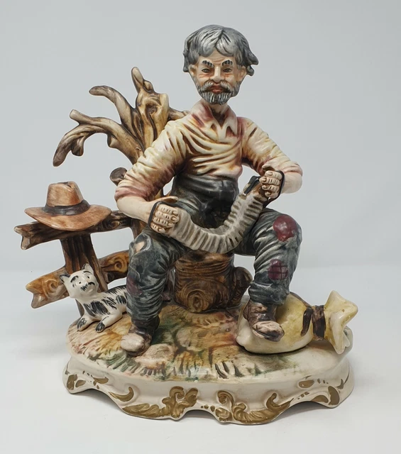 CAPODIMONTE FIGUR EINES AKKORDEAN-SPIELERS signiert von Vicercomi ... CAPODIMONTE FIGUR EINES AKKORDEAN-SPIELERS signiert von Vicercomi ...