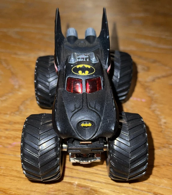 HOT WHEELS MONSTER Jam Batmobile 4x4 Monster Truck 1:64 Base in metallo ...
