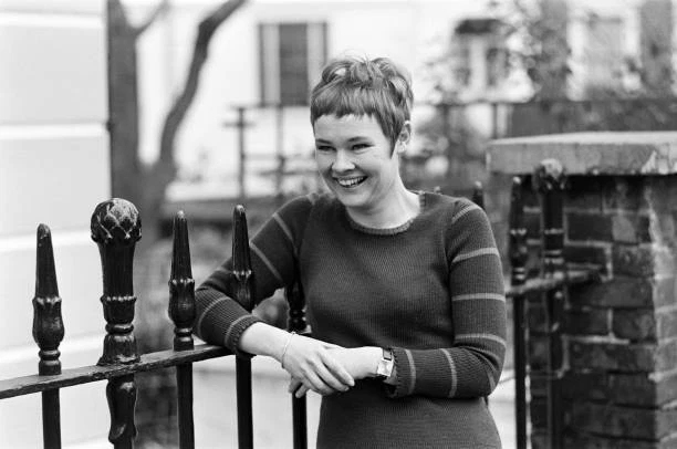 ACTRESS JUDI DENCH at home 17th November 1967 Historic Old Photo 2 $9. ...